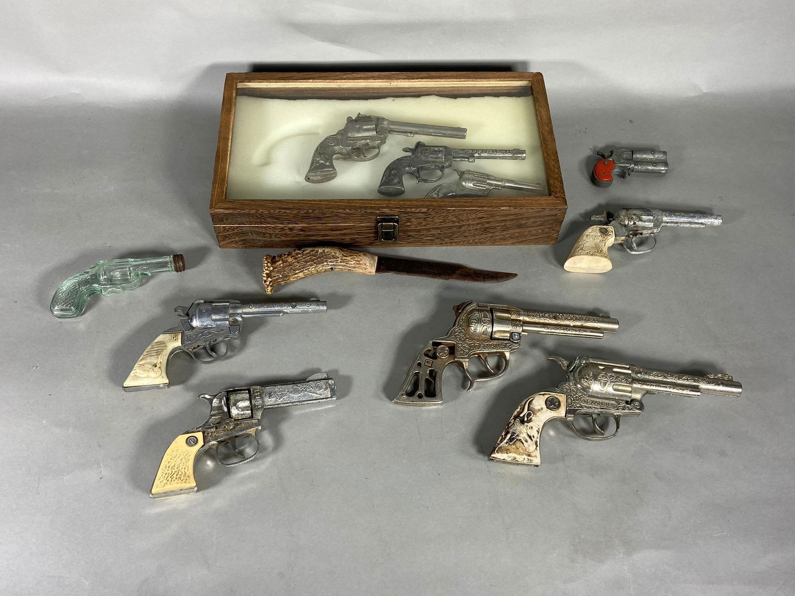 Great Group Of Vintage Cap Guns, Gun Shaped Bottle, Knife And Display ...