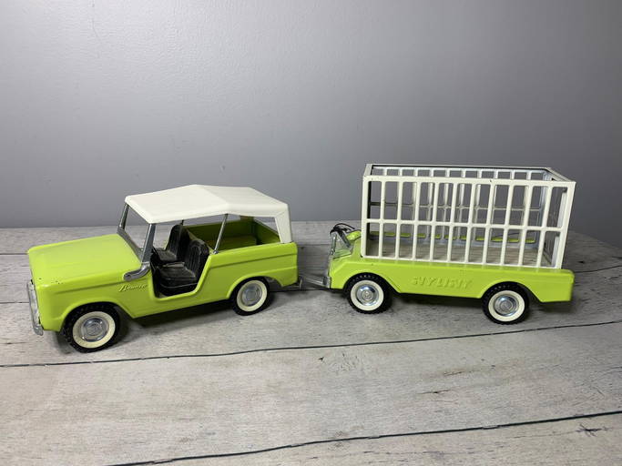 Vintage Nylint Toys Safari Ford Bronco With Animal Cage Trailer