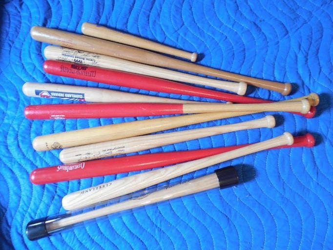Big Lot Of Major League Baseball Miniature Bats
