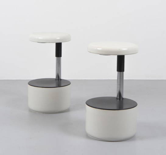 L.O DESIGN, VELCA Due sgabelli 'Golf', anni - Oct 26, 2022 | Aste di ...