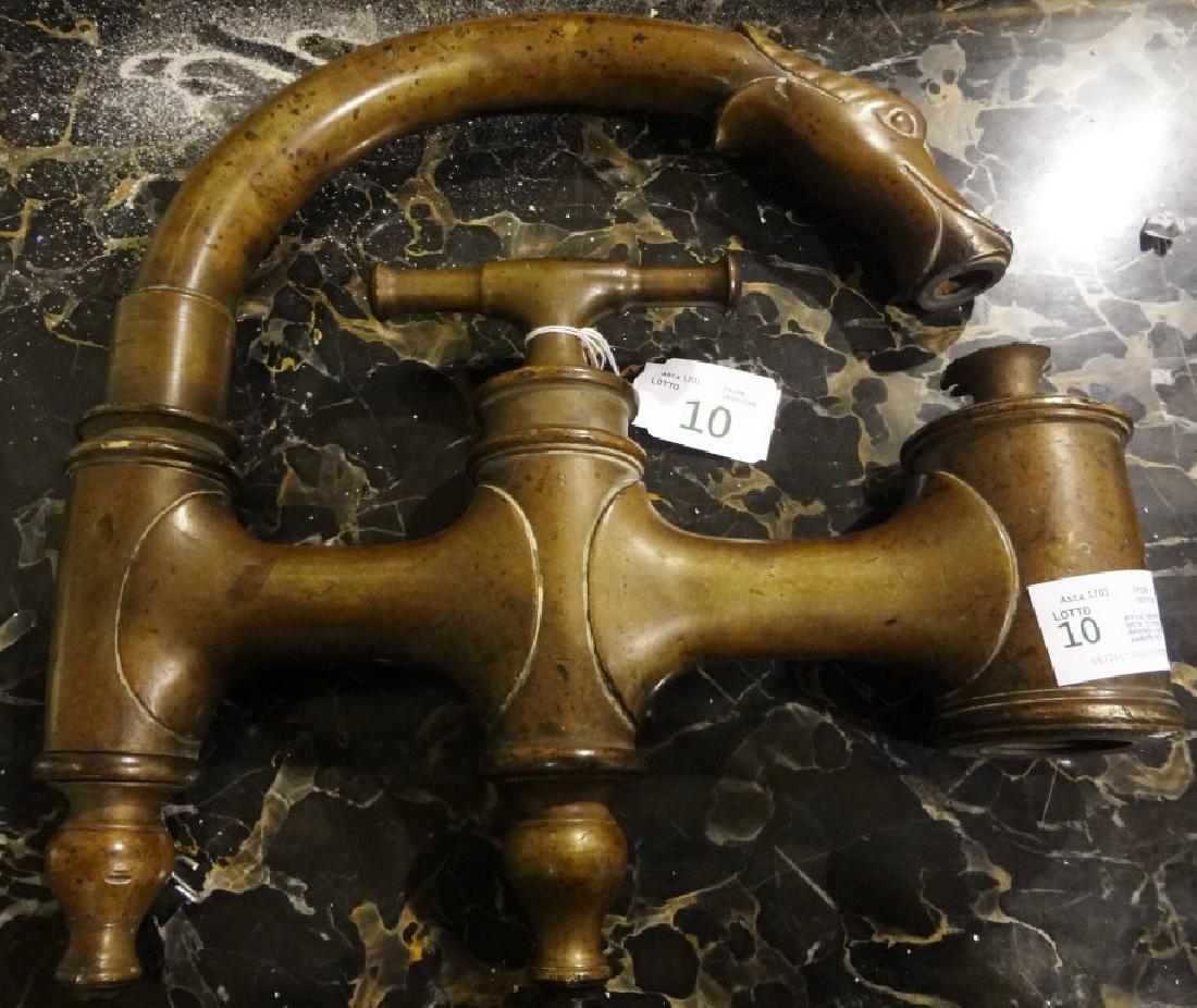 Antico rubinetto da botte in bronzo decorato a