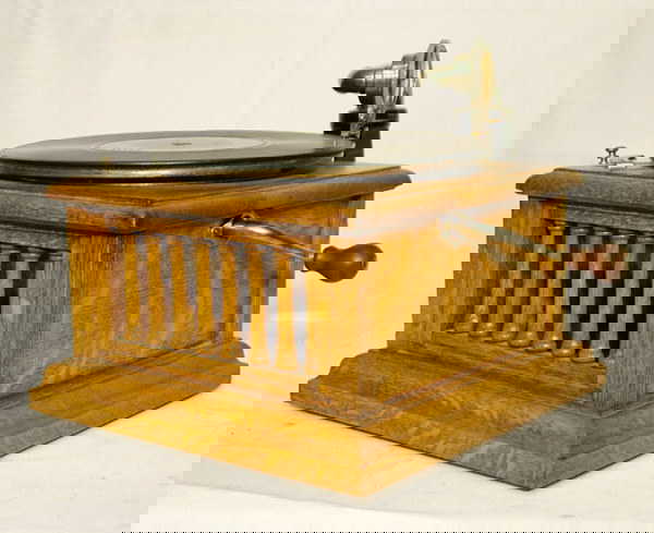 2053: STANDARD TALKING MACHINE MODEL E DISC PHONOGRAPH|