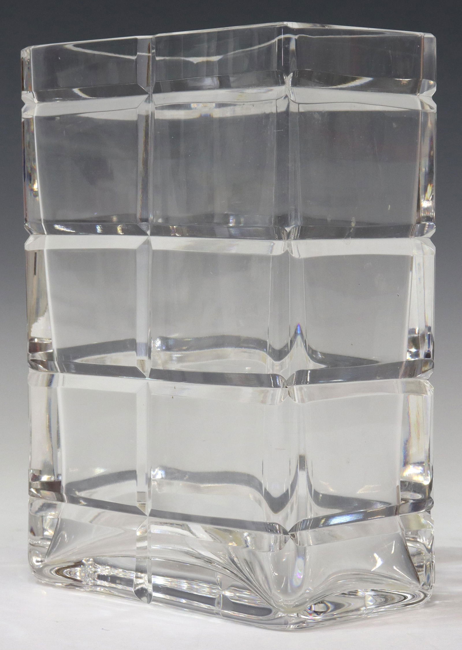 KOSTA BODA GUN LINDBLAD 'CARDINAL' GLASS VASE | Barnebys