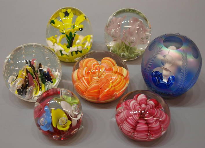 (7) Collection St. Clair Art Glass Paperweights