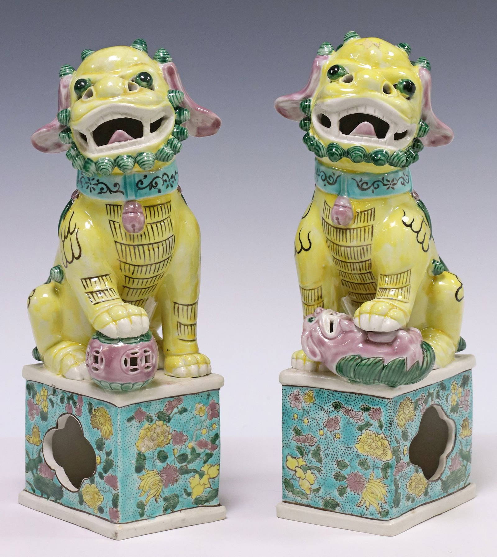 (2) Chinese Famille Rose Foo Lion Censers/ Incense Burners Auction