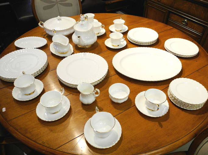 Royal Albert "val D'or" Dinner Set.