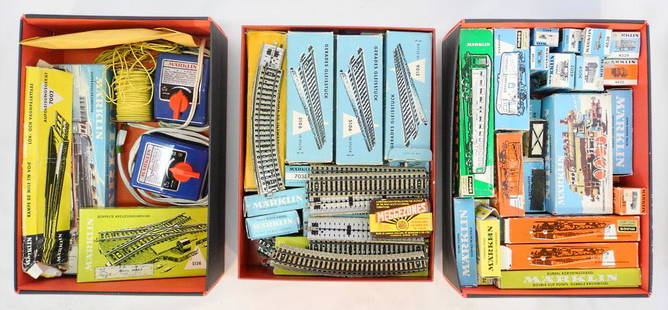 Marklin Train Set: Locomotive / Cars / Track / Components.