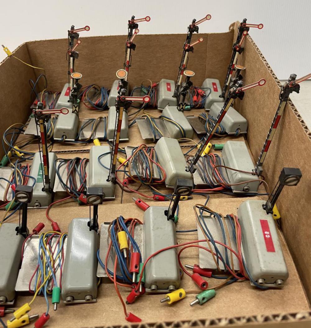 16 Vintage Marklin Ho Signals Auction