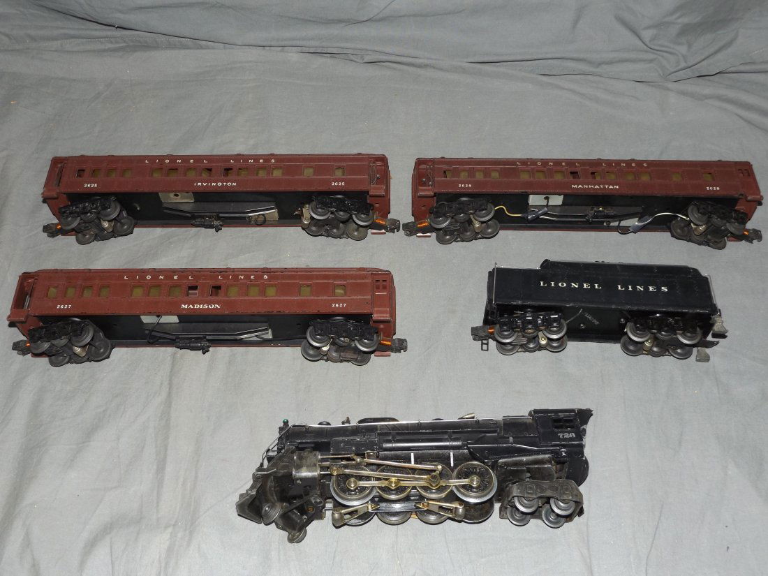 Lionel Postwar 726 Loco, Tender & Madison Cars