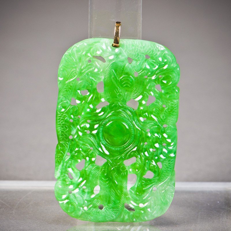 A TRANSLUCENT NATURAL COLOR JADEITE JADE PENDANT, GIA