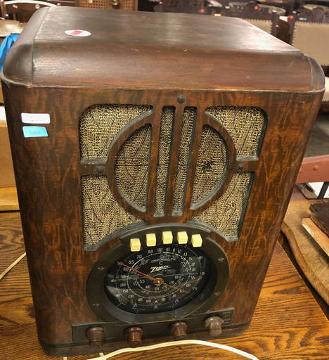 1930's Zenith Table Radio. 13.5" X 10" X 18"