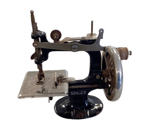 Singer Toy Sewing Machine, 7" Wide X 7" High