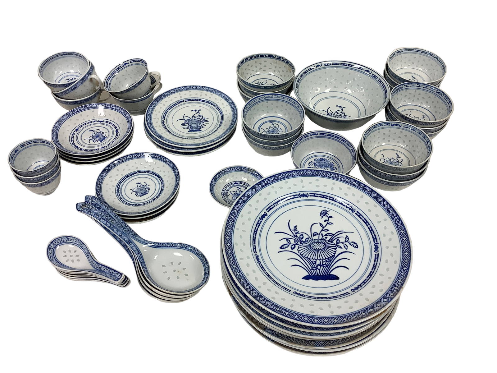 Vintage Chinese Blue Rice Grain Floral China Auction