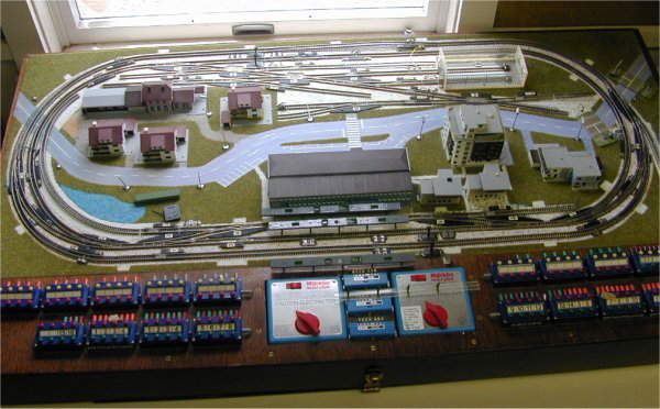 MARKLIN Z GAUGE TRAIN LAYOUT - Feb 16, 2013 | Lloyd Ralston Gallery in CT