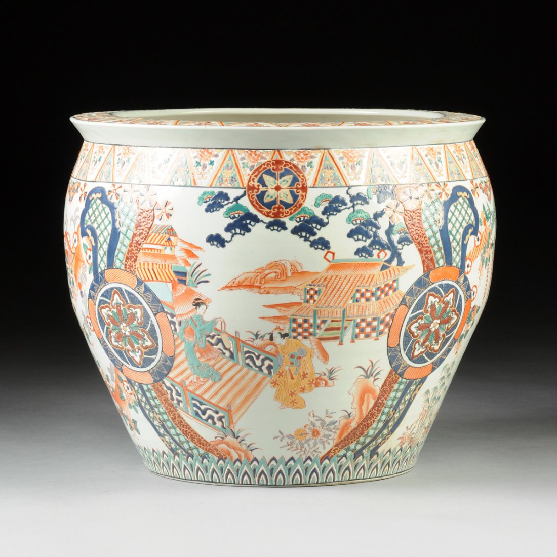 A LARGE JAPANESE IMARI STYLE POLYCHROME ENAMELED