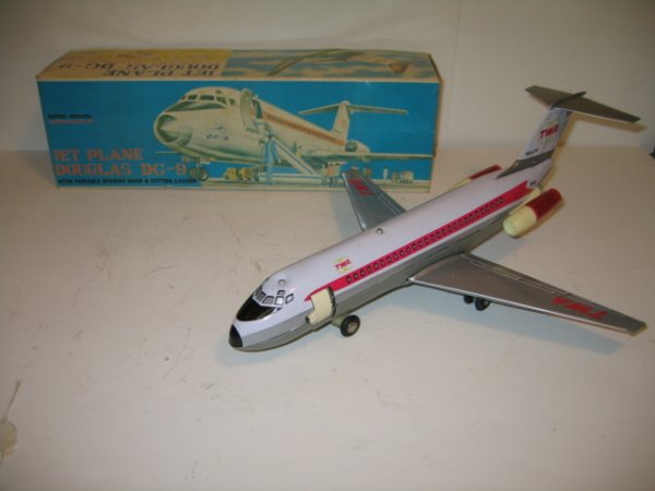 44: DOUGLAS DC-9 BATTERY OP. TWA JET PLANE