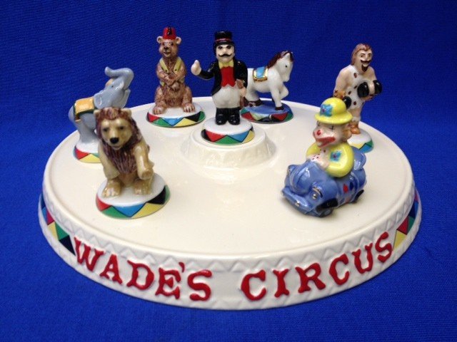 Wade's circus 7 figurines on a plinth base (26cm in dia