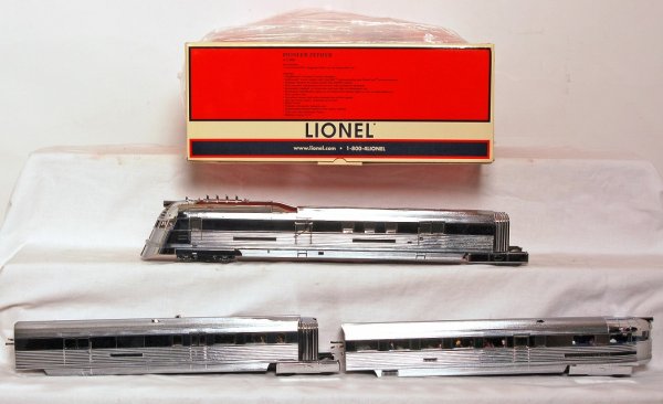 2137: Lionel 51008 Pioneer Zephyr passenger set