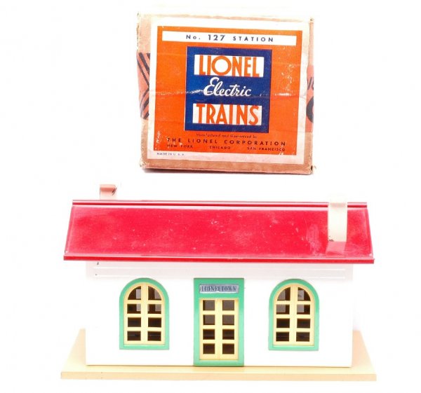 2145: Lionel 127 Station White Walls Red Roof LN OB