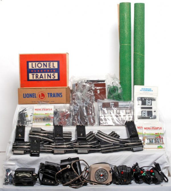 716: Lionel 022 switches with OB and controllers...