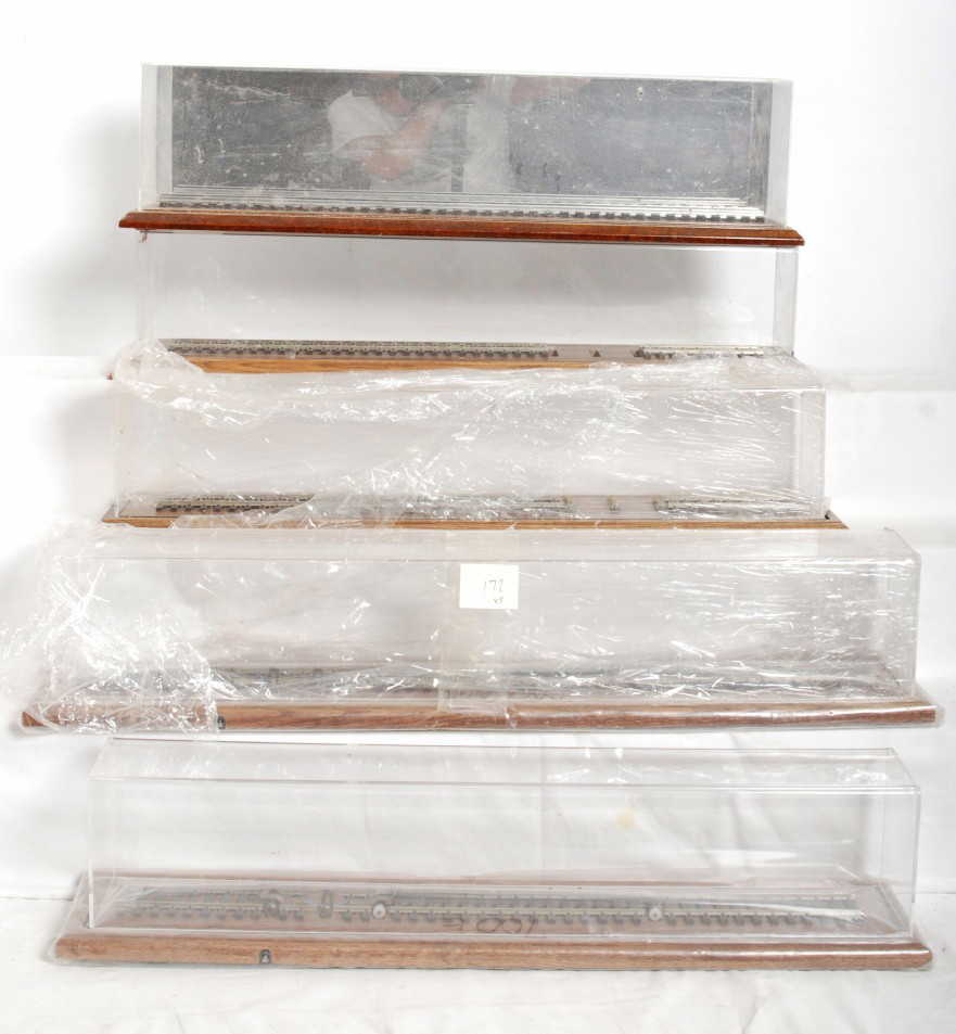 172: 5 Lionel display cases and roller bases