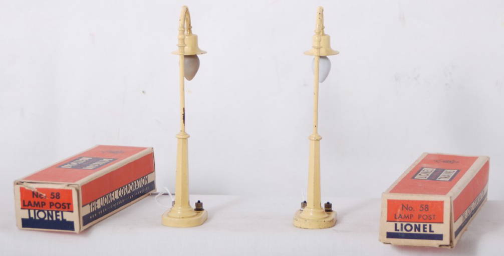 Two Lionel 58 Lamp Posts In Ob A Lot Of Flaps