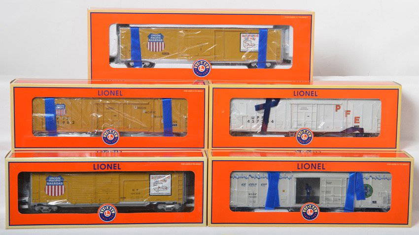 5 Lionel Reefers And Boxcars 27329, 52543, 27206, Etc.