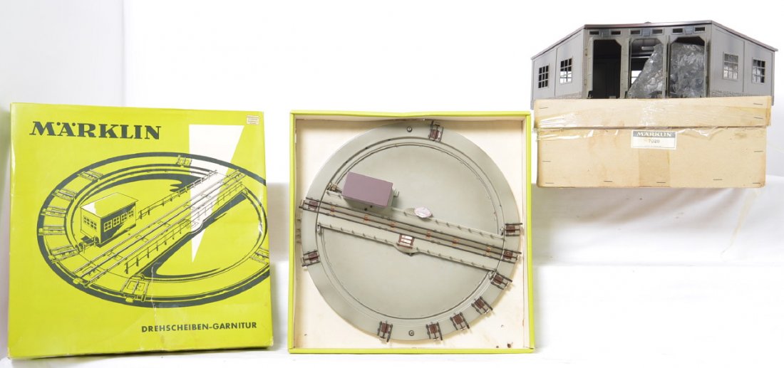 Marklin 7186 turntable and 7028 roundhouse