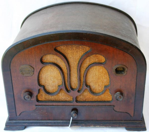 46: 1933 ATWATER KENT TABLE RADIO MODEL 246, WOOD CASE,