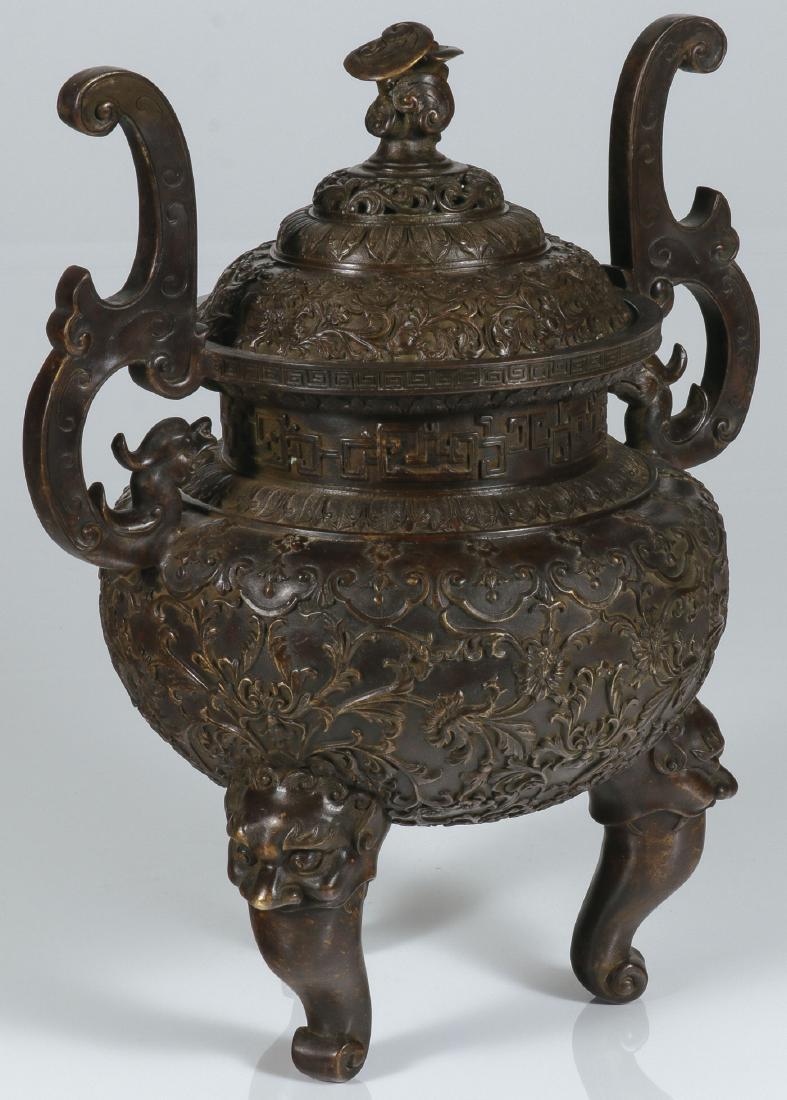 A VERY FINE CHINESE BRONZE LIDDED URN
