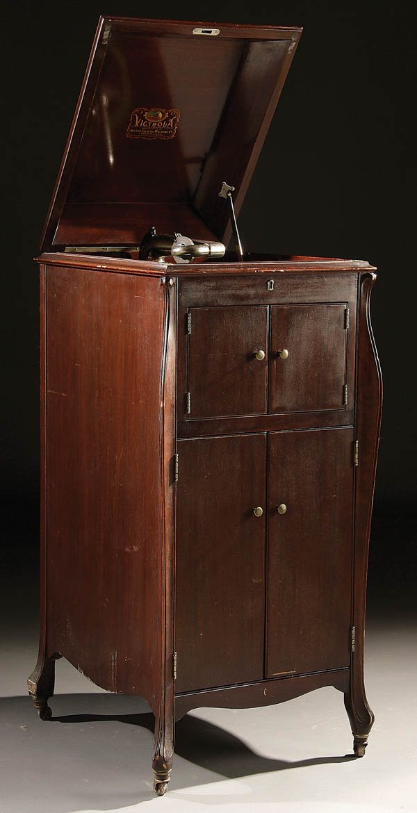 301: A VICTOR UPRIGHT VICTROLA PHONOGRAPH circa 1900