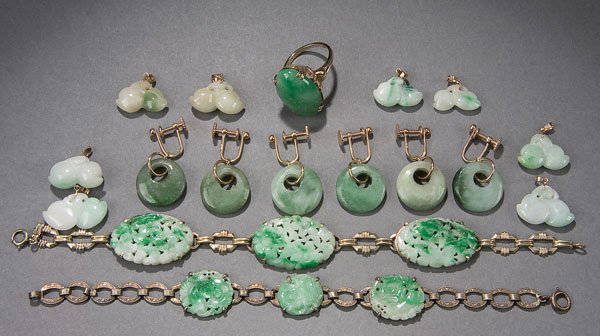 A Chinese Jade Jewelry Group 20th Century, Compri