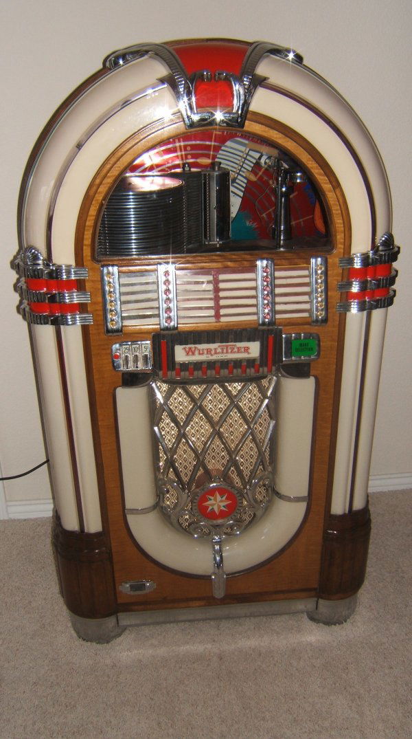 Wurlitzer Jukeboxes Model 1015