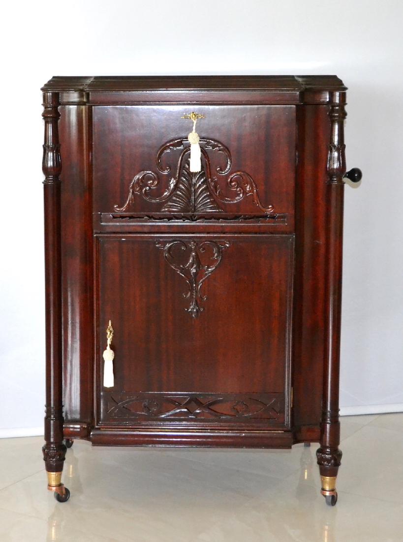 MIRA CONSOLE MUSIC BOX This mahogany Mira has applied