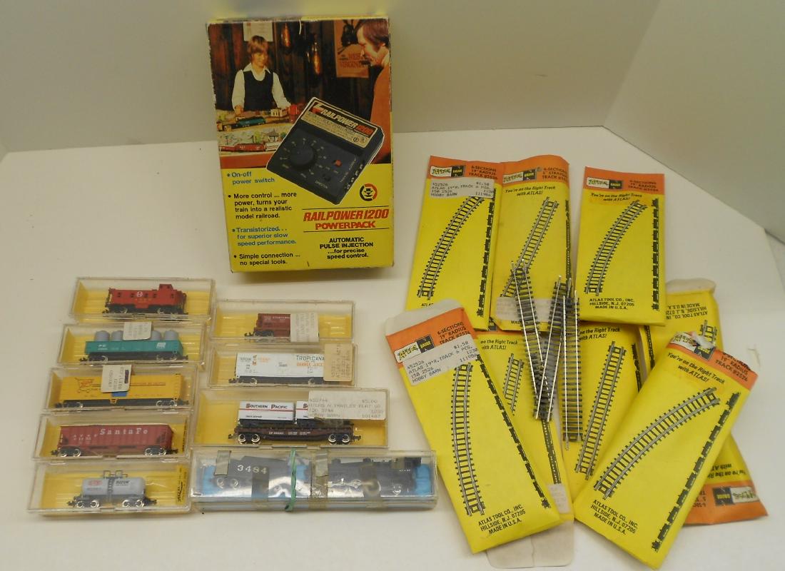 N Scale Steam Locomotive & Cars (9) + Track