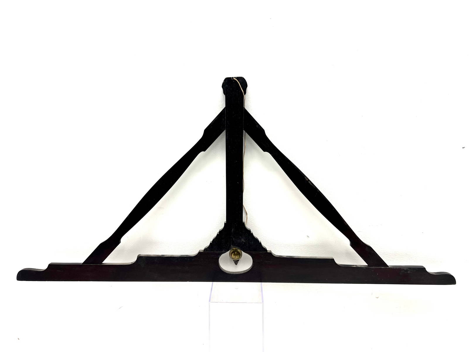 Decorative Triangular Level Auction