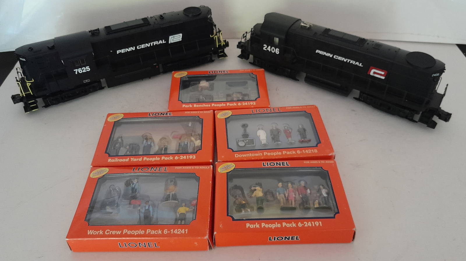 Lionel / Mth 2 Loose Penn Central Diesels + 5 Sets Of Figures Auction