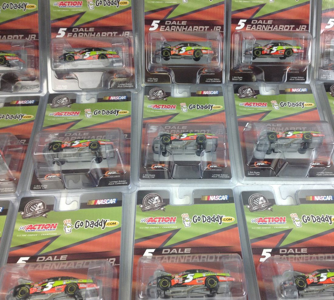 18 NASCAR 1: 64 CARS ACTION RACING COLLECTIBLES