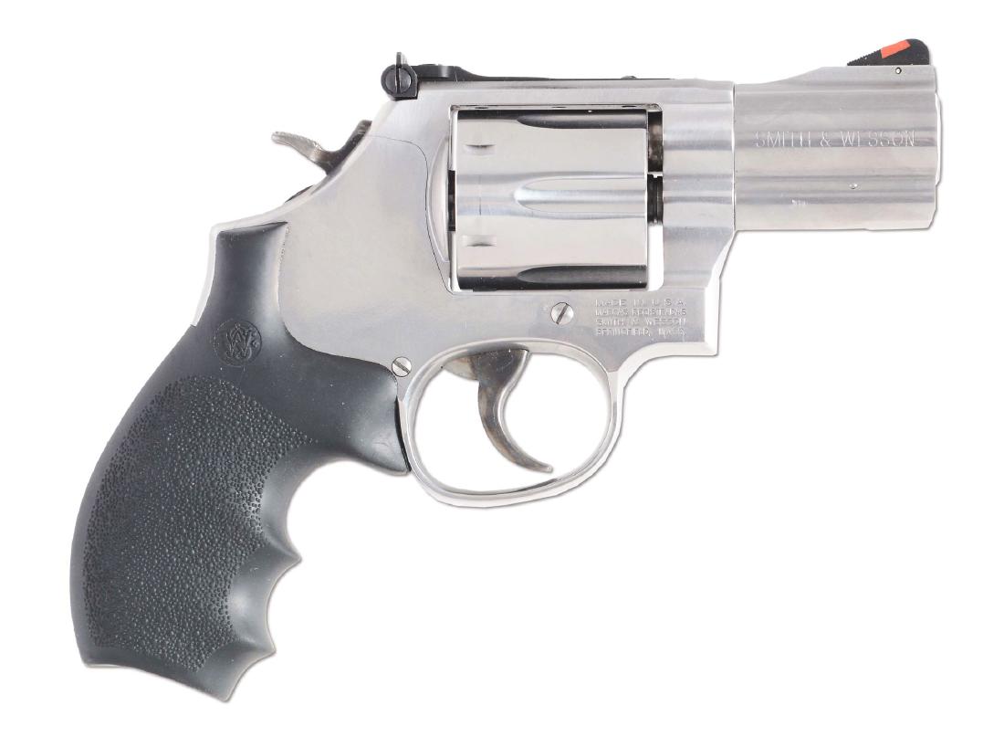 (M) Smith and Wesson 686 Revolver with accessories