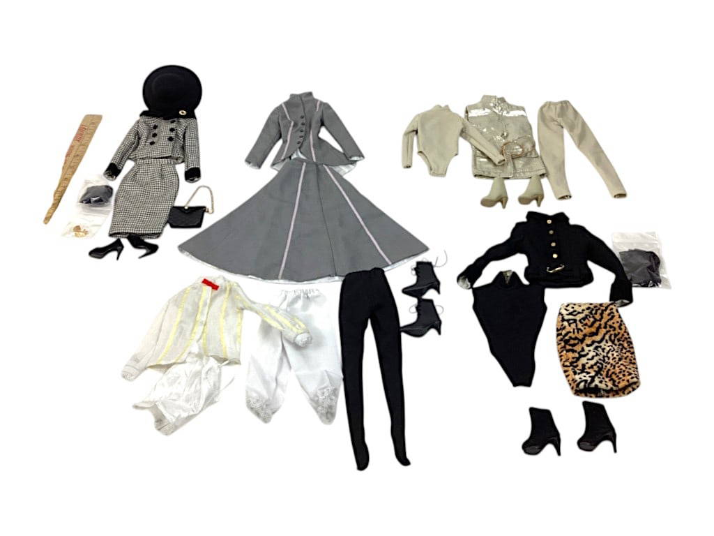 Tonner Doll Company, Tyler Wentworth Doll Accessories (4) Auction