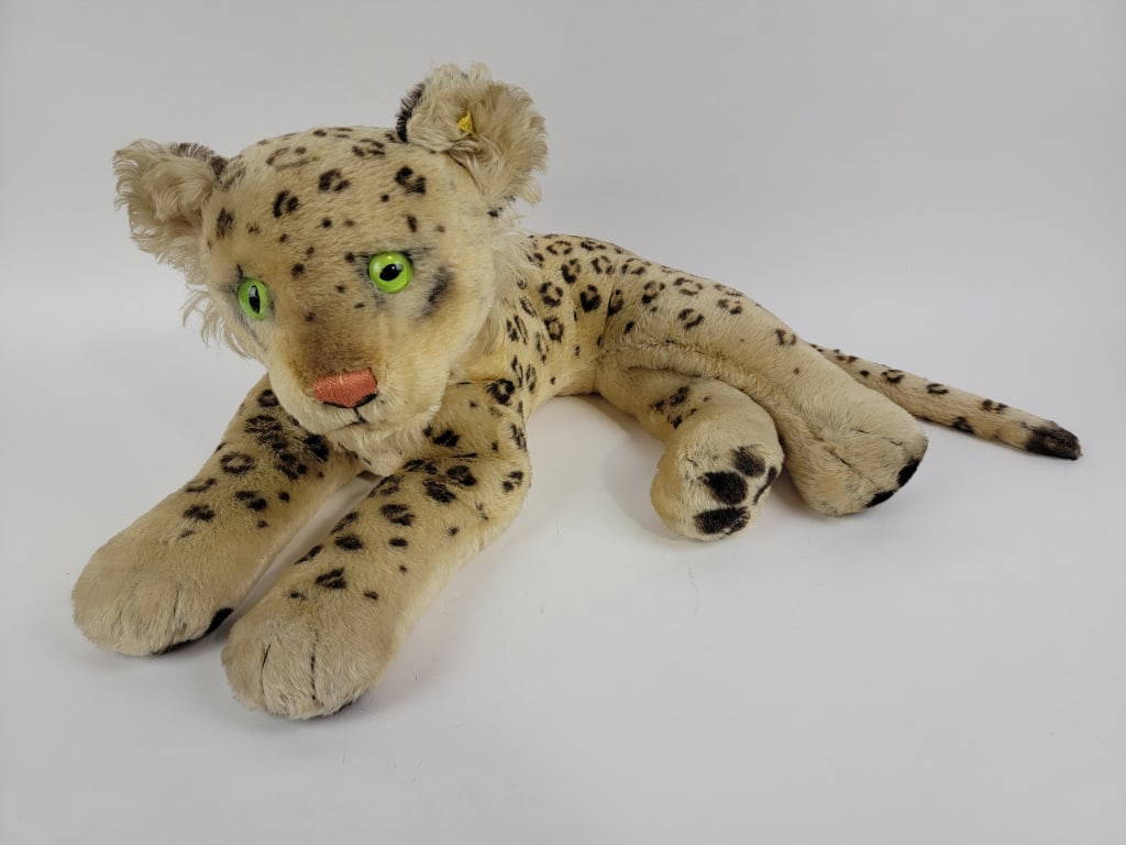 Steiff Lying Down Leopard 20" Auction