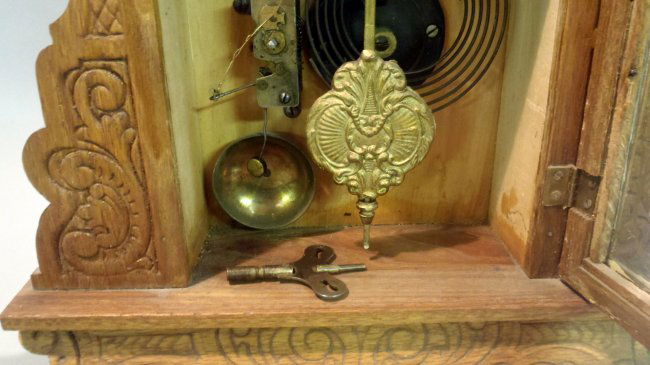 Waterbury Gingerbread style mantle clock : Lot 5