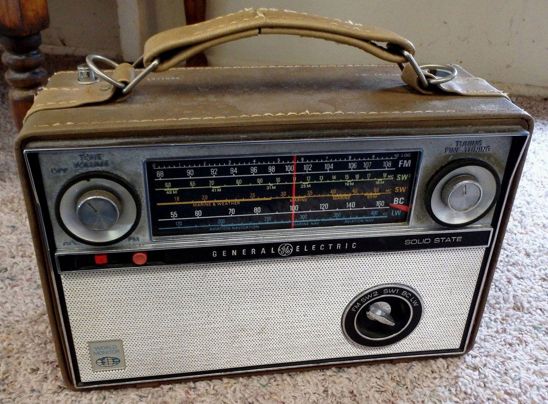 Vintage GE World Monitor Short Wave Radio