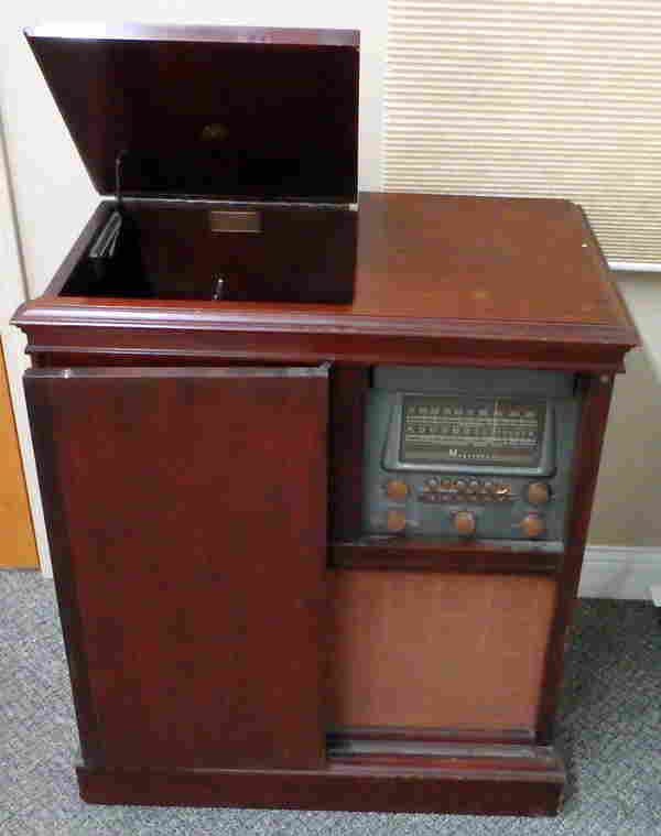 Vintage Magnavox Console Radio/Turntable - Jul 11, 2015 | AAA Auction ...