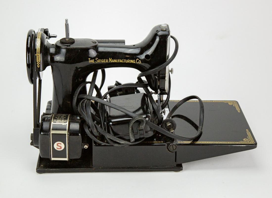 Antique Portable Singer Sewing Machine Model 221 1