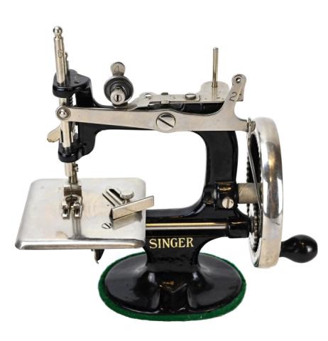 Vintage Singer 20 Miniature Toy Sewing Machine