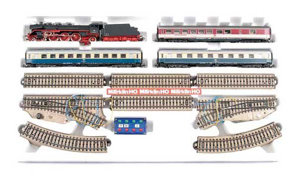 4372: Marklin 3-Rail 3185 Passenger Train Set