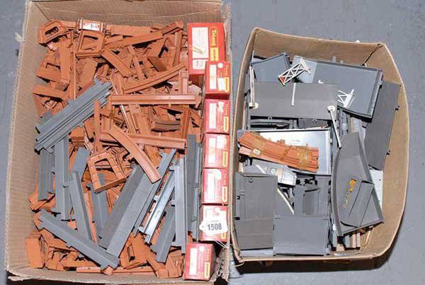 Triang Station Platforms/high Level Piers & More