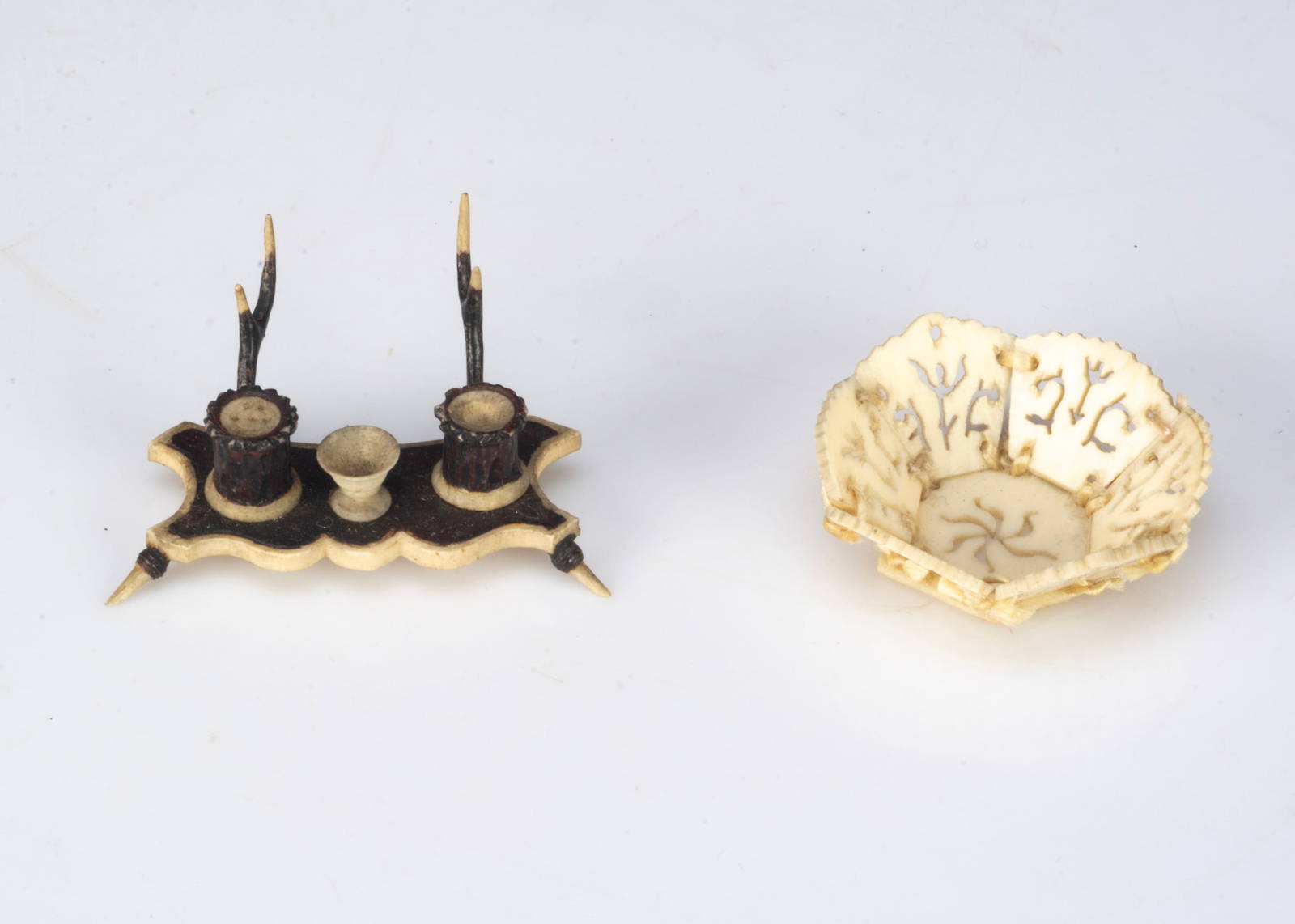 A Rare Mid 19th Century Dolls’ House Bone ‘antler’ Inkwell, Auction