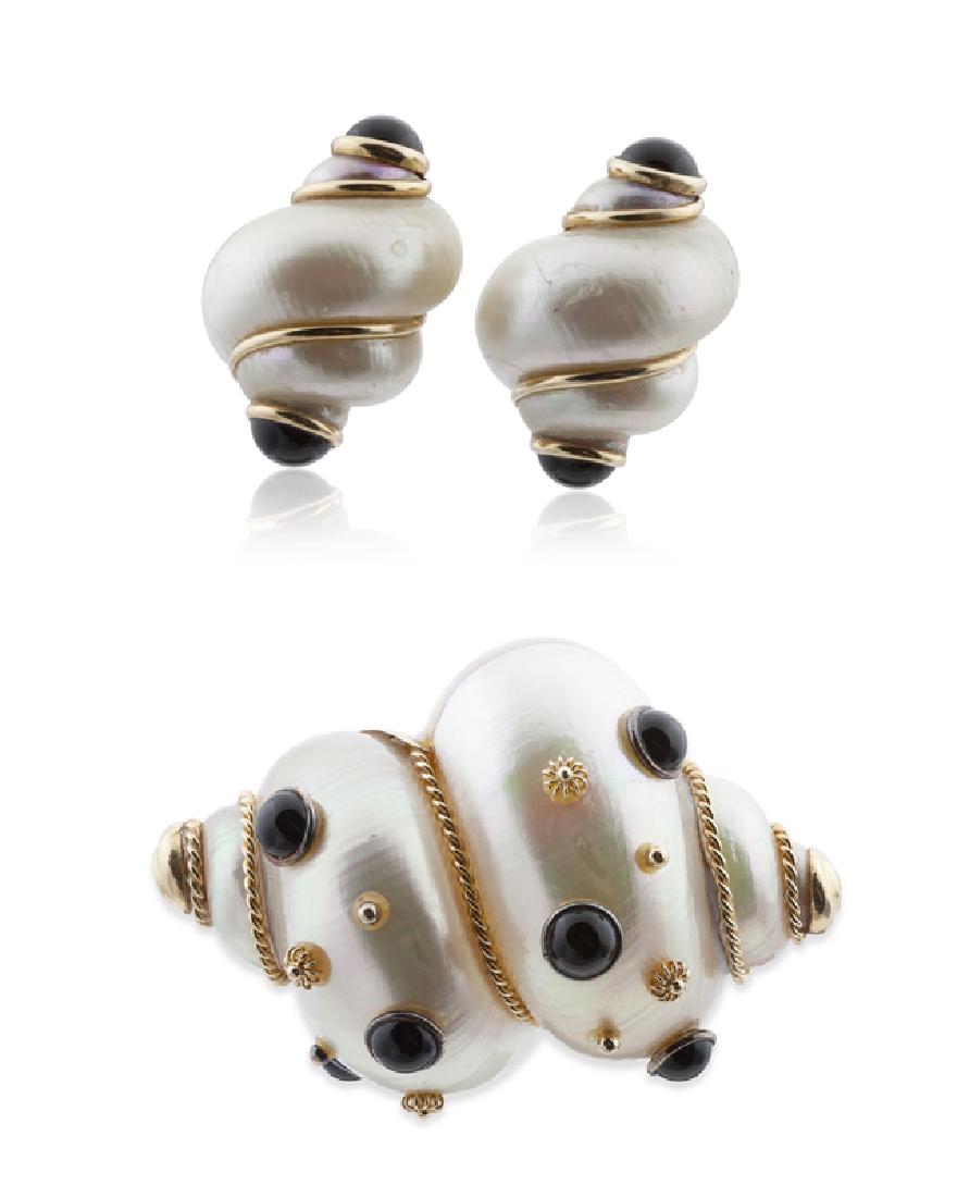 An assembled set of turbo shell and onyx jewelry, MAZ
